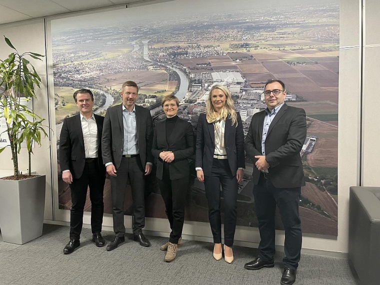 Zukunft der Chemieindustrie: Staatssekretärin Brantner bei ICL ...